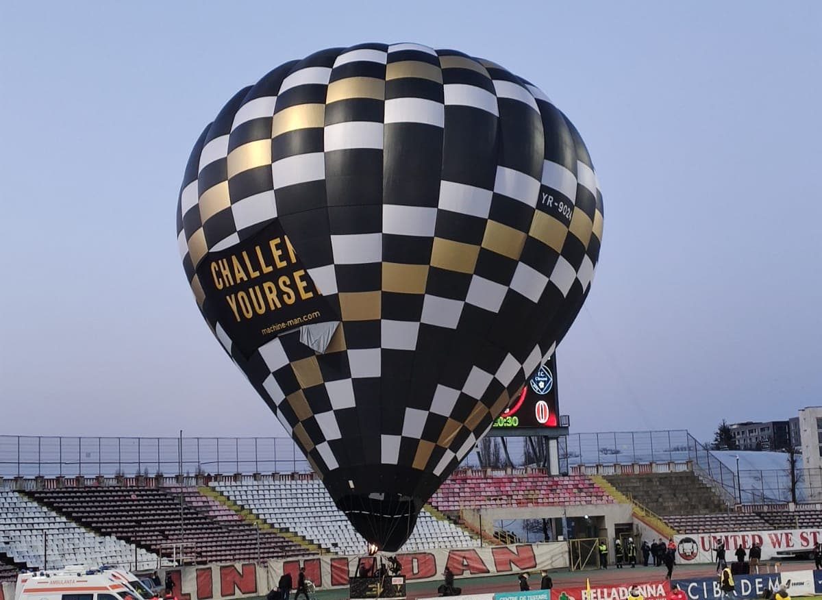 Dinamoviştii, cu balonul la stadion! Ultima invenţie a fanilor din ...